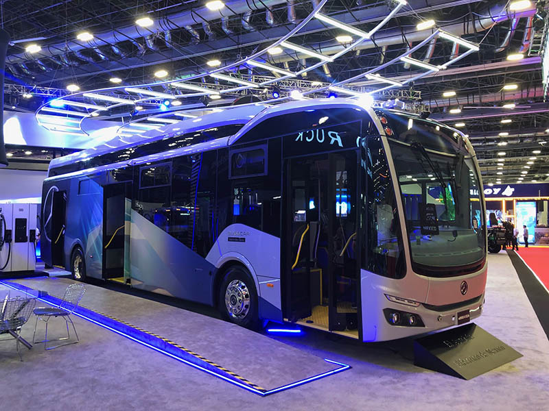 Brilla Mercedes-Benz Autobuses en la exposición de vehículos ...