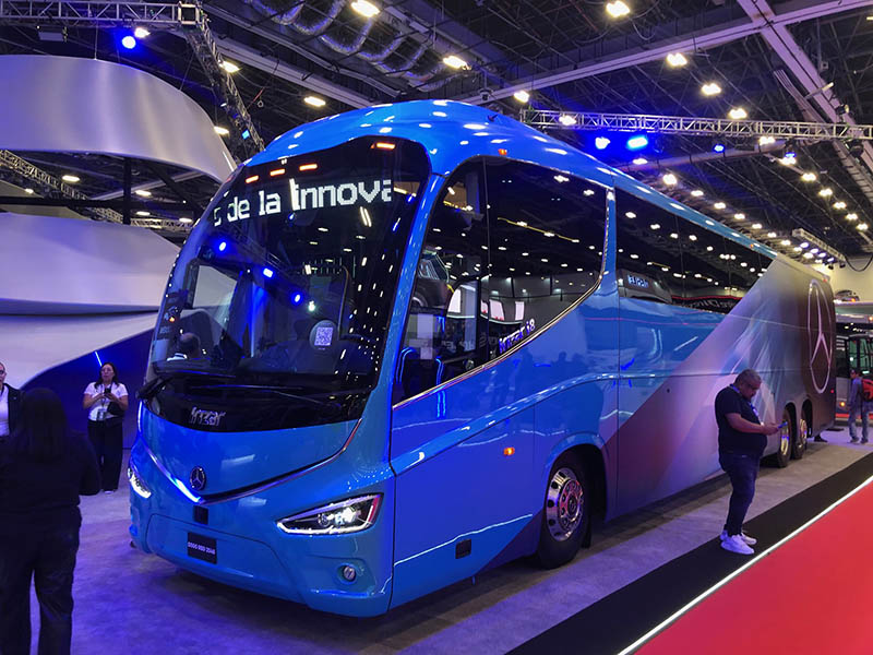 Brilla Mercedes-Benz Autobuses en la exposición de vehículos ...